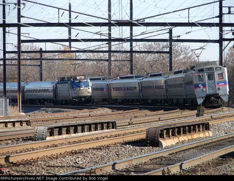 SEPTA R7 2713; Amtrak 195